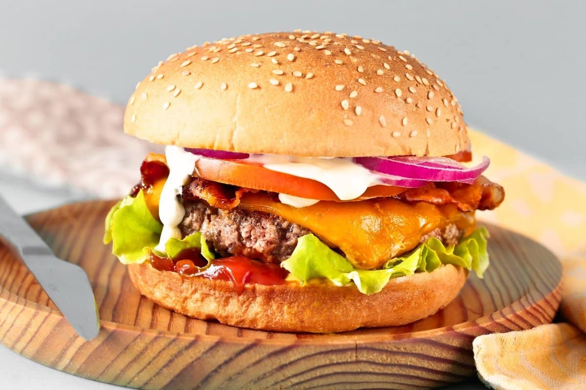 Receta estándar de una hamburguesa con queso